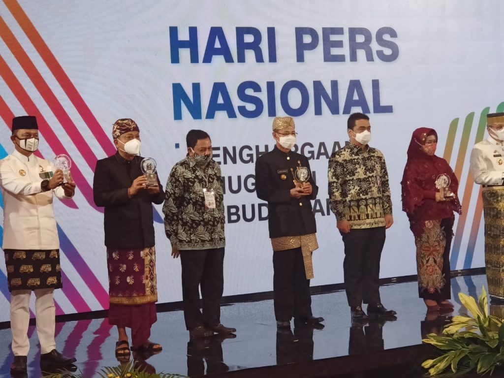 Rai Mantra Terima Anugerah Kebudayaan PWI Pusat - Aktual - Cerdas ...