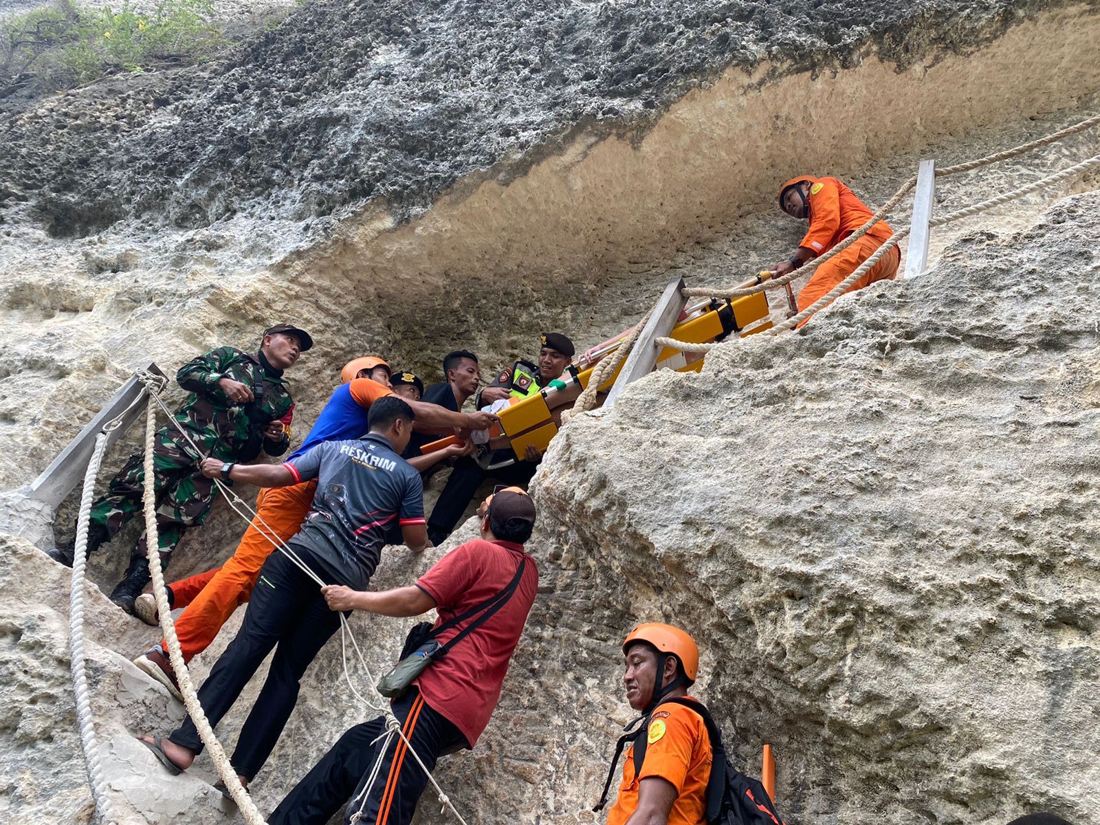WNA Asal Hongkong Terjatuh di Tangga Hingga Patah Kaki | Aktual ...
