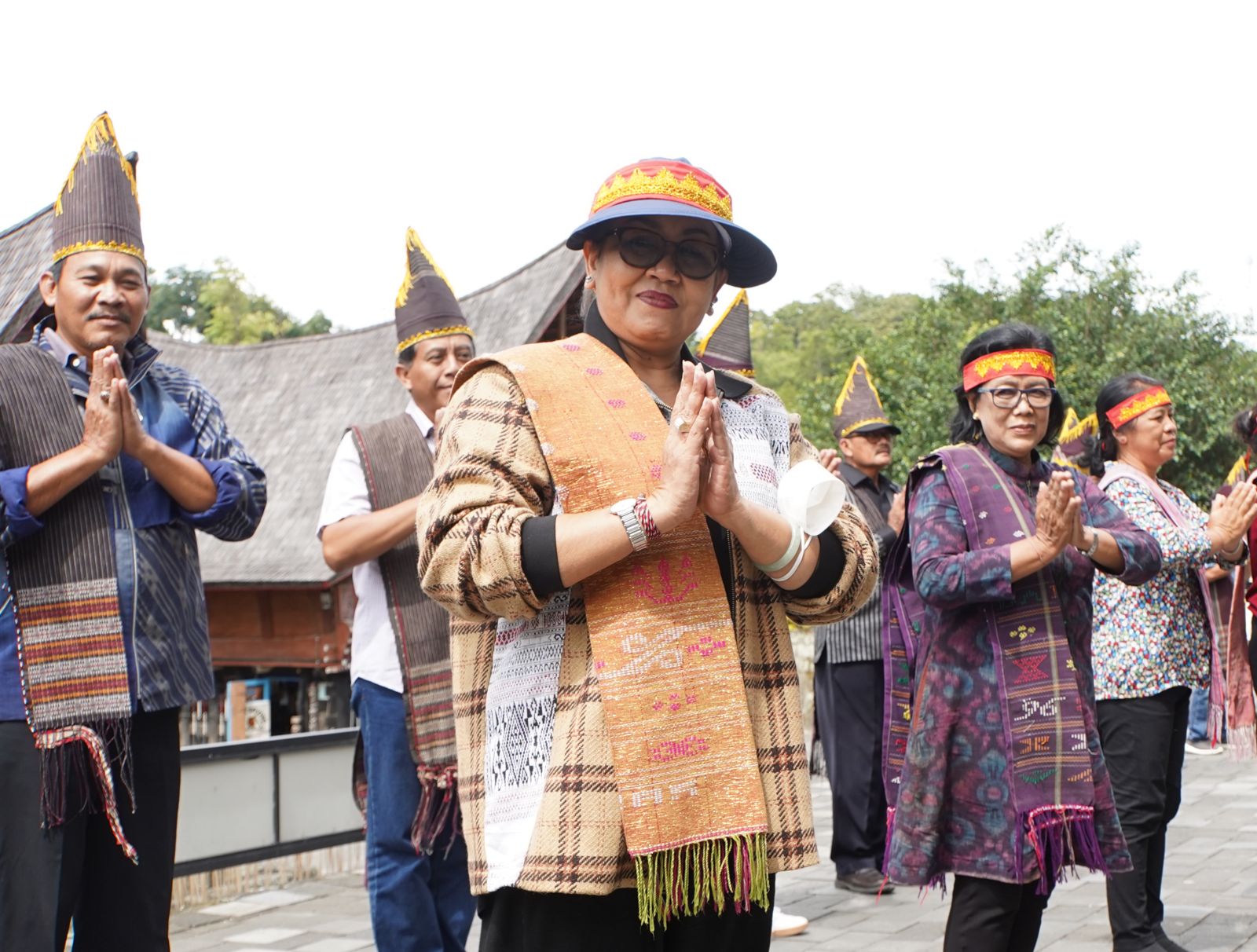 Sambangi Pulau Samosir, Ny. Putri Koster disambut Hangat Warga dengan Tari Tor-Tor | Aktual ...