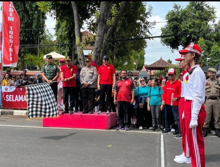 PJ Bupati Buleleng Apresiasi Antusiasme Peserta Lomba Gerak Jalan Meriahkan HUT Proklamasi ...