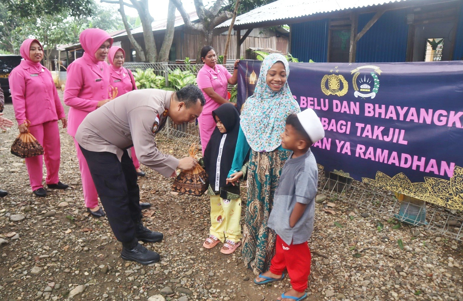 Berbagi dalam Bulan Ramadhan 1446 H, Polres Belu dan Bhayangkari Turun Bagi Takjil untuk Umat ...