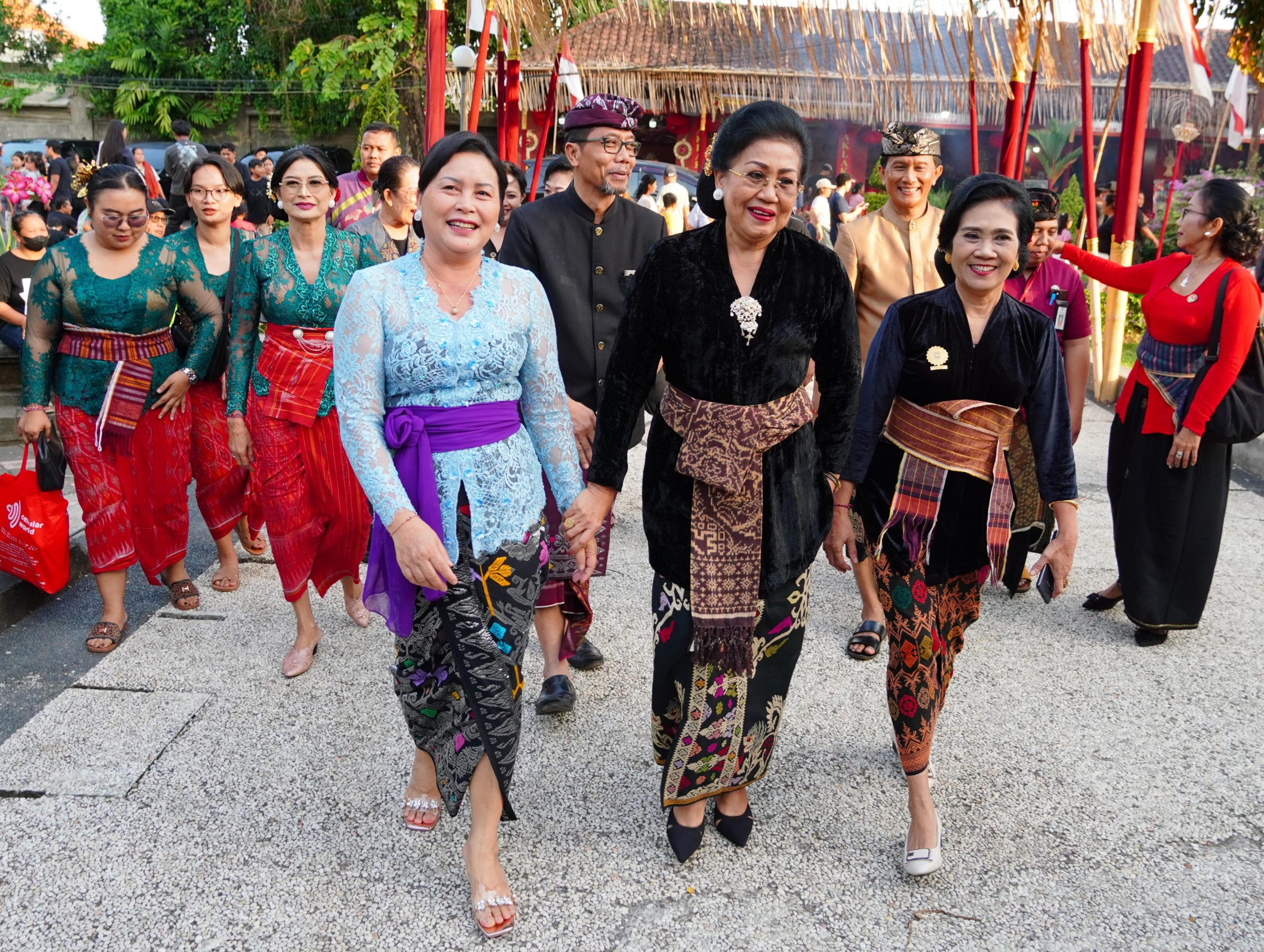 Putri Suastini Koster Hadiri Parade Busana Adat Kota/Kabupaten se-Bali Serangkaian PKB XLVII ...